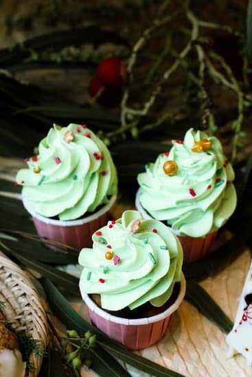 Spinning Cake Decorating | Cake Karma